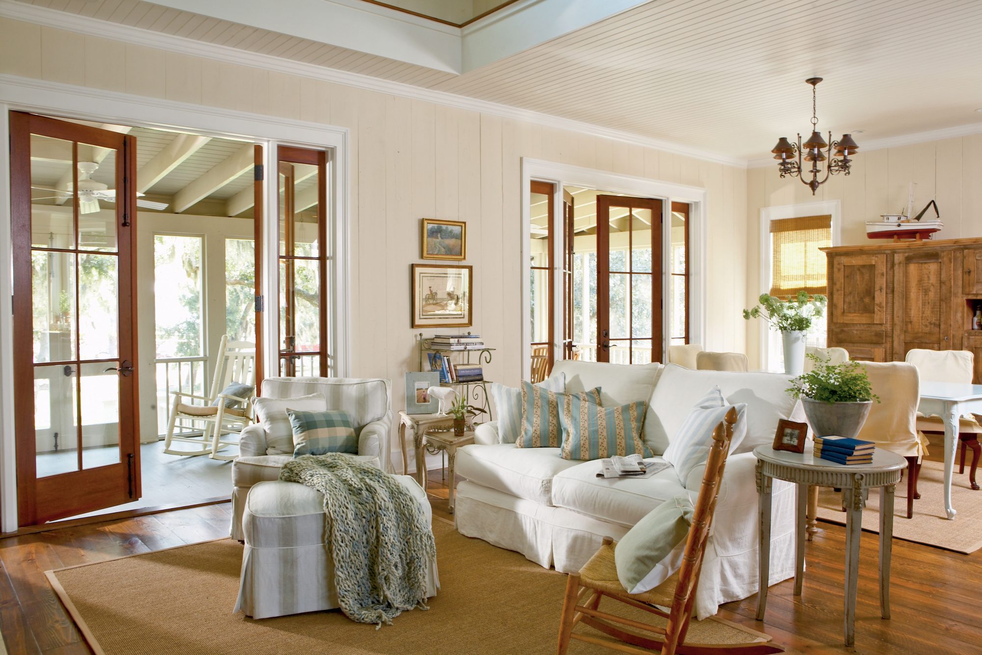 Cozy Cottage Décor - Interior Design Explained